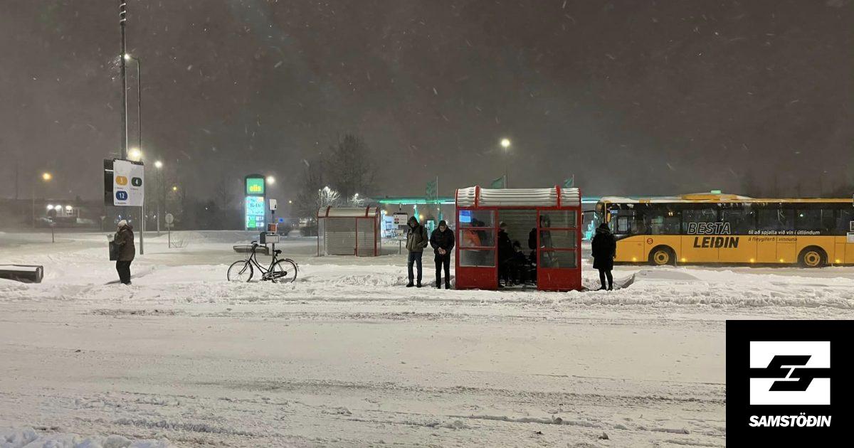 Þjónustuver Strætó lokað og farþegar úti í kafaldsbyl – Samstöðin